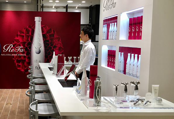ReFa COLLAGEN BAR | アクリル什器・店舗デザインの企画・設計・施工ならディーシーインターナショナル株式会社