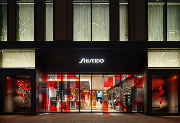 SHISEIDO THE STORE Window Display Ginza | アクリル什器・店舗デザインの企画・設計・施工ならディーシー ...